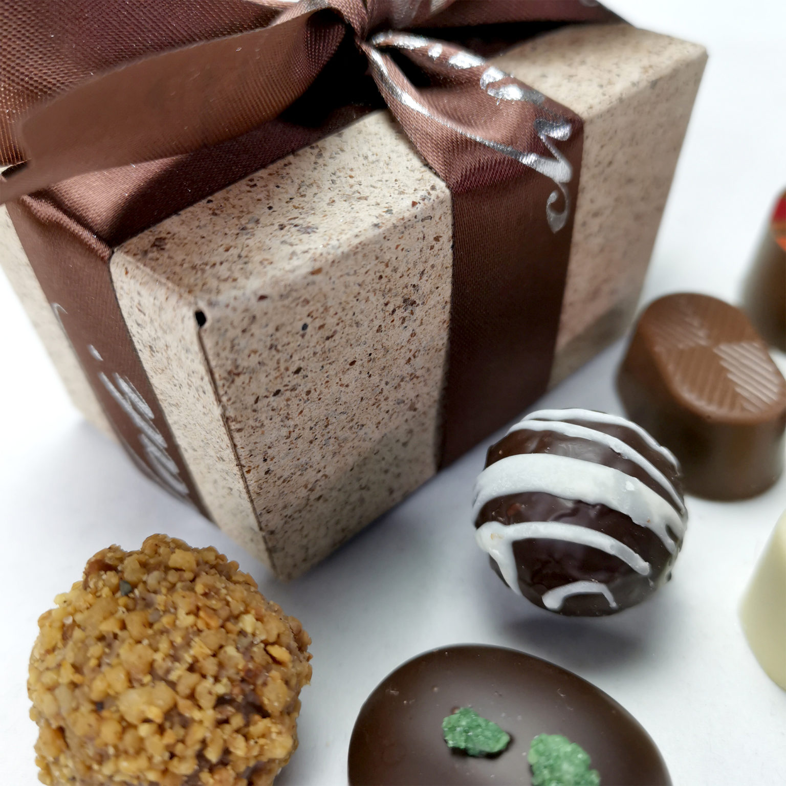 Chocolati – Extra Large Ballotin of Luxury Chocolates – Renaldos